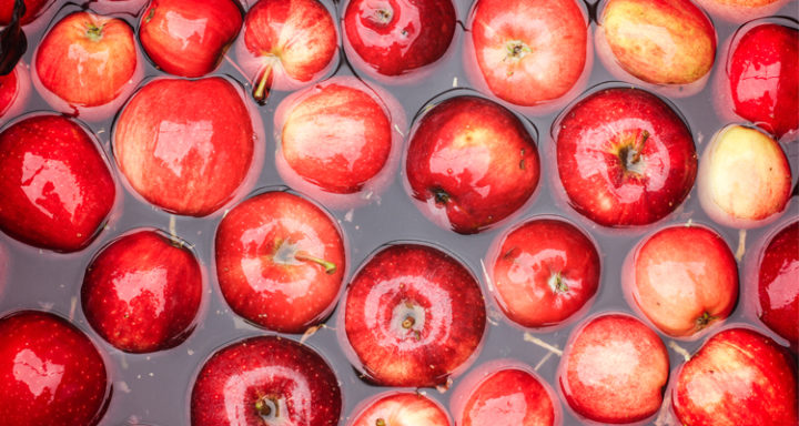 Bobbing for Apples: The History of a Fall Tradition | Learning Liftoff